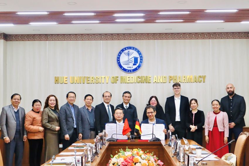 Hoạt động Hue-UMP | Trường Đại học Y - Dược, Đại học Huế tiếp, làm việc và ký Biên bản thoả ...